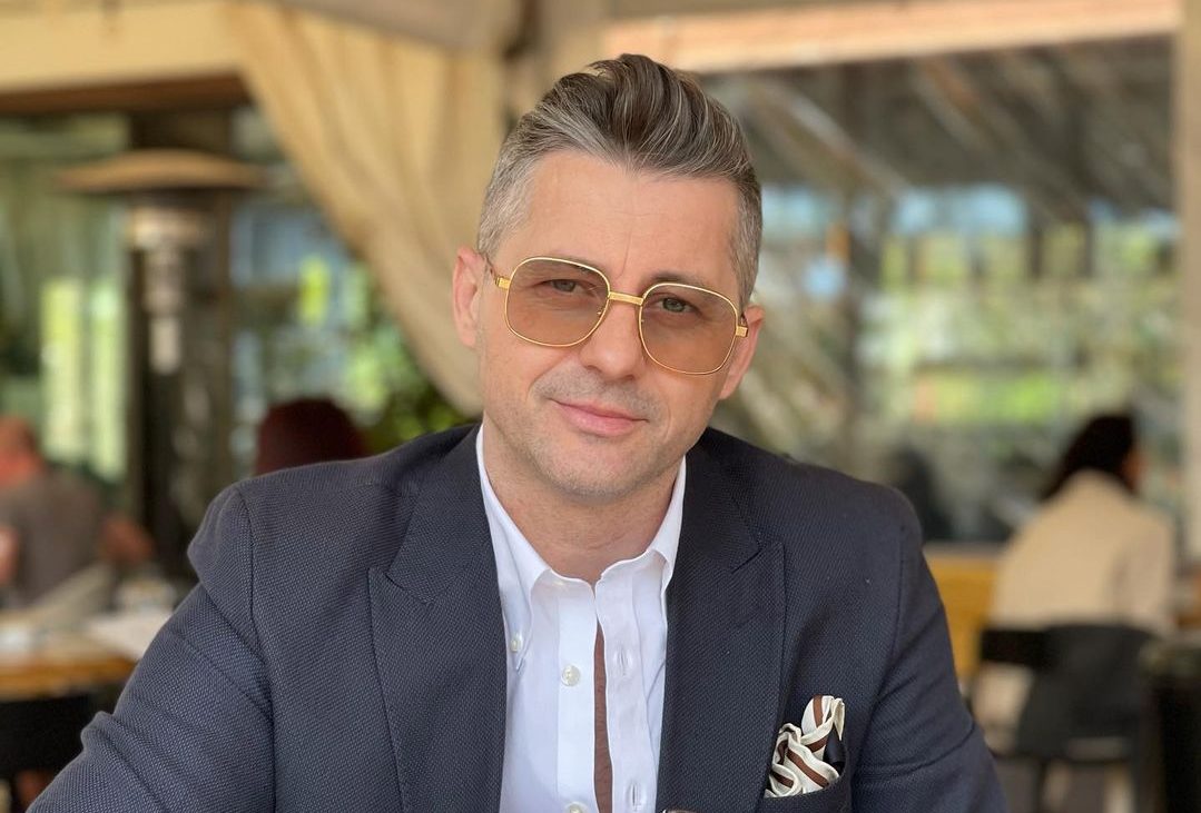 Adrian Sînă s-a apucat de vândut cosmetice - MB MUSIC