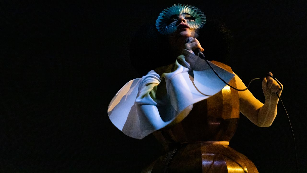 Björk lansează filmul-concert "Cornucopia" în cinematografe pe 7 mai ...